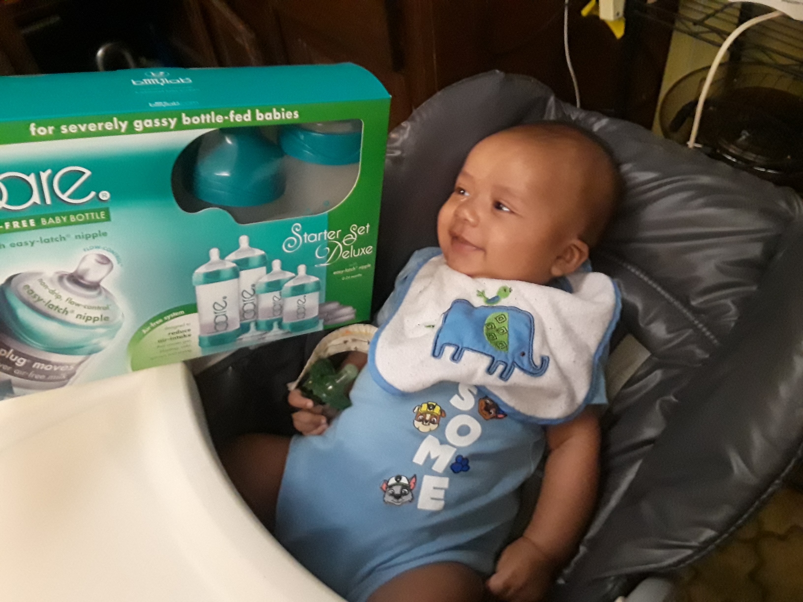 Pace feeding baby Isaac - Bare® Air-free Feeding System by Bittylab®